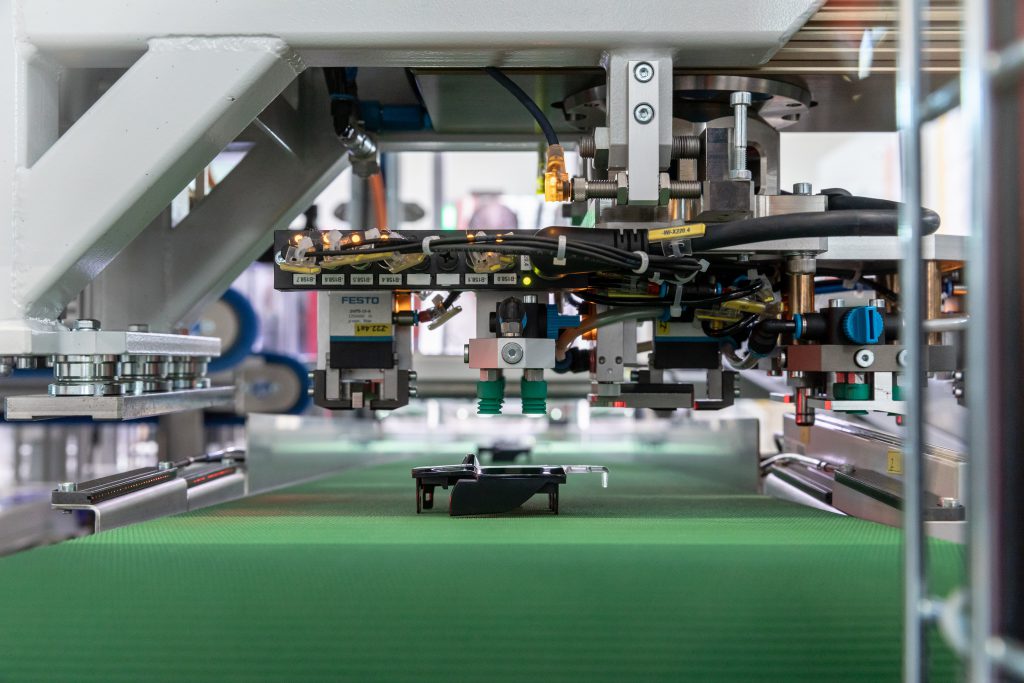 Automationsanlage mit Handling-Roboter - i-need.de
