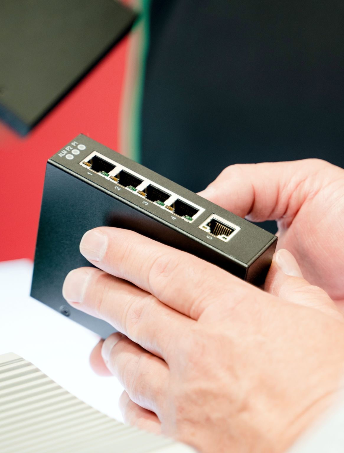 Schock- und vibrationsfeste Router und Switches | Industrial ...