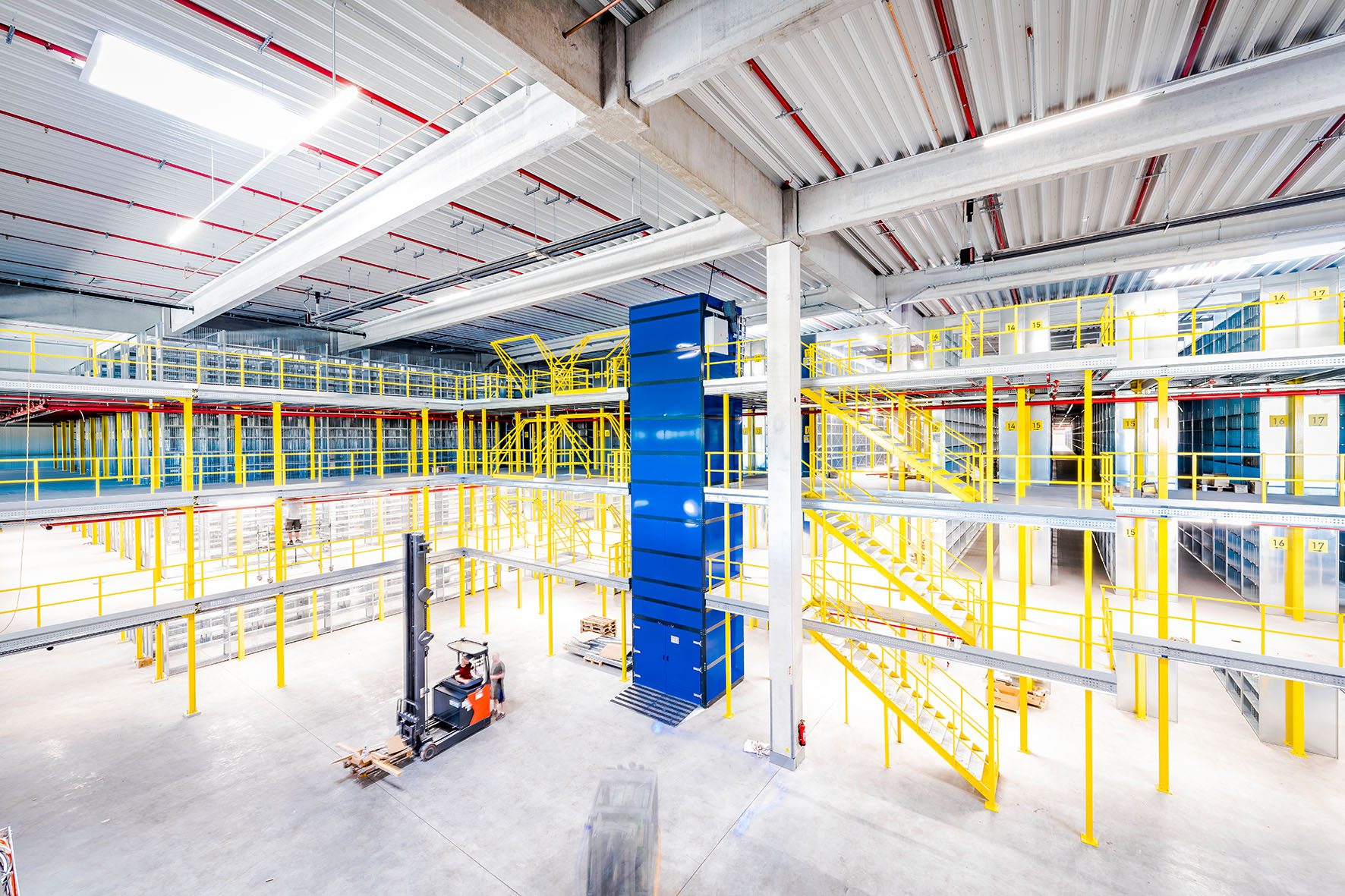 Viergeschossiger Picktower für den E-Commerce - dhf Intralogistik online