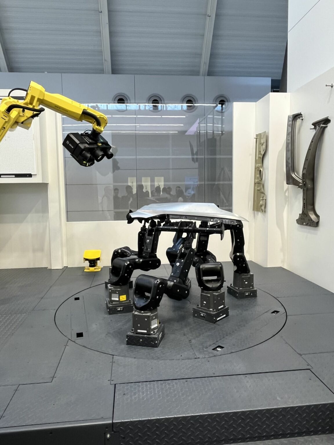 Robot-controlled Holding Technology - inVISION NEWS