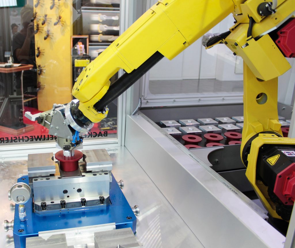 Automatisierter Spannbackenwechsel an einem Zentrischspanner - ROBOTIK ...