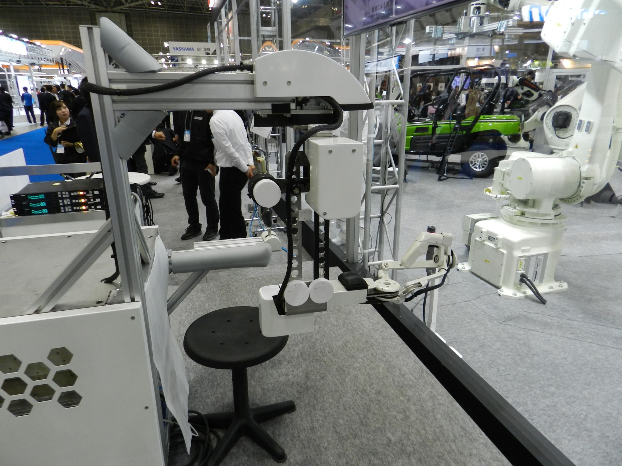 Manuelle Fernsteuerung für Industrieroboter - ROBOTIK UND PRODUKTION