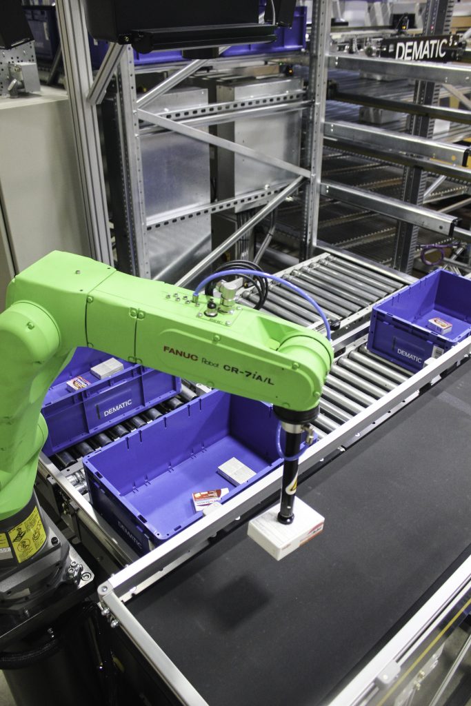 Roboterarm für automatische Kommissionierung - ROBOTIK UND PRODUKTION