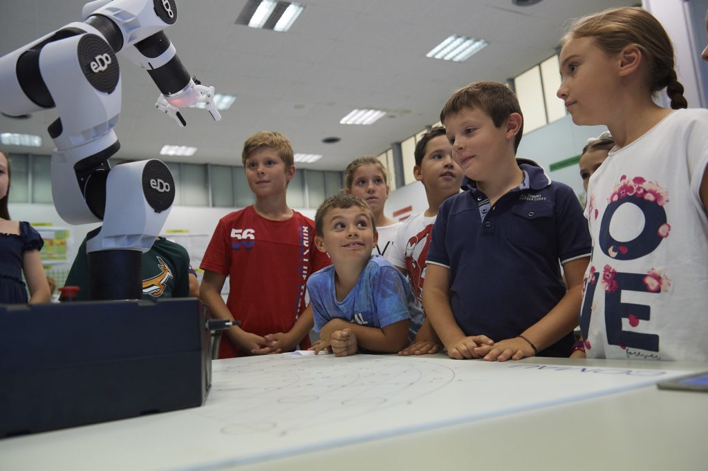 Interaktive Roboterplattform im Klassenzimmer - ROBOTIK UND PRODUKTION