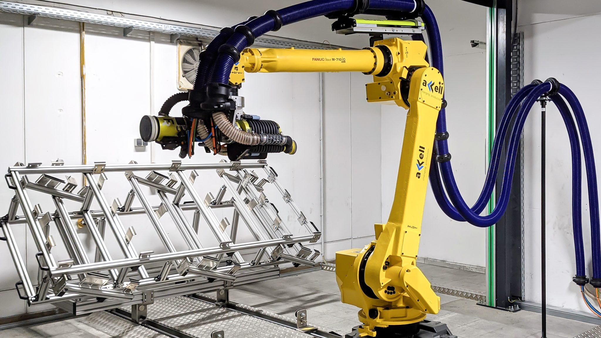 Schleifroboter für großflächige Karosseriebauteile | ROBOTIK UND PRODUKTION
