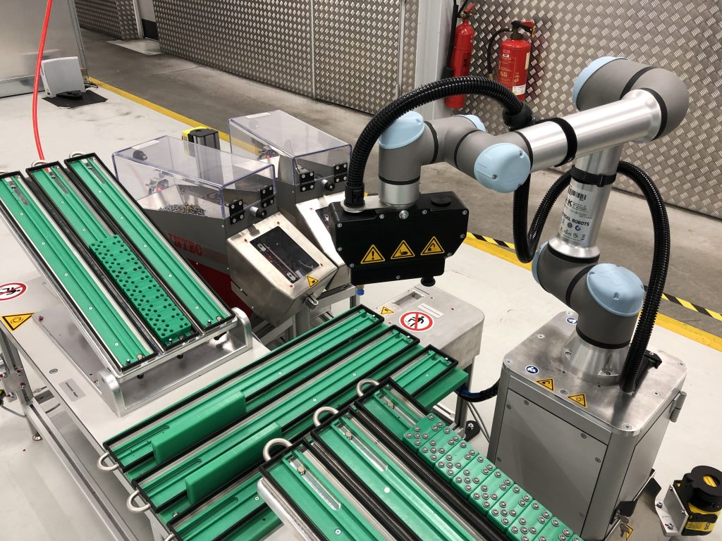 UR-Cobot in der Cockpitfertigung bei BMW - ROBOTIK UND PRODUKTION