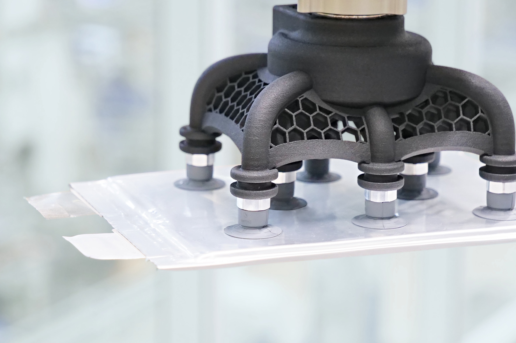 Greifer zur Handhabung von Energiekomponenten - ROBOTIK UND PRODUKTION