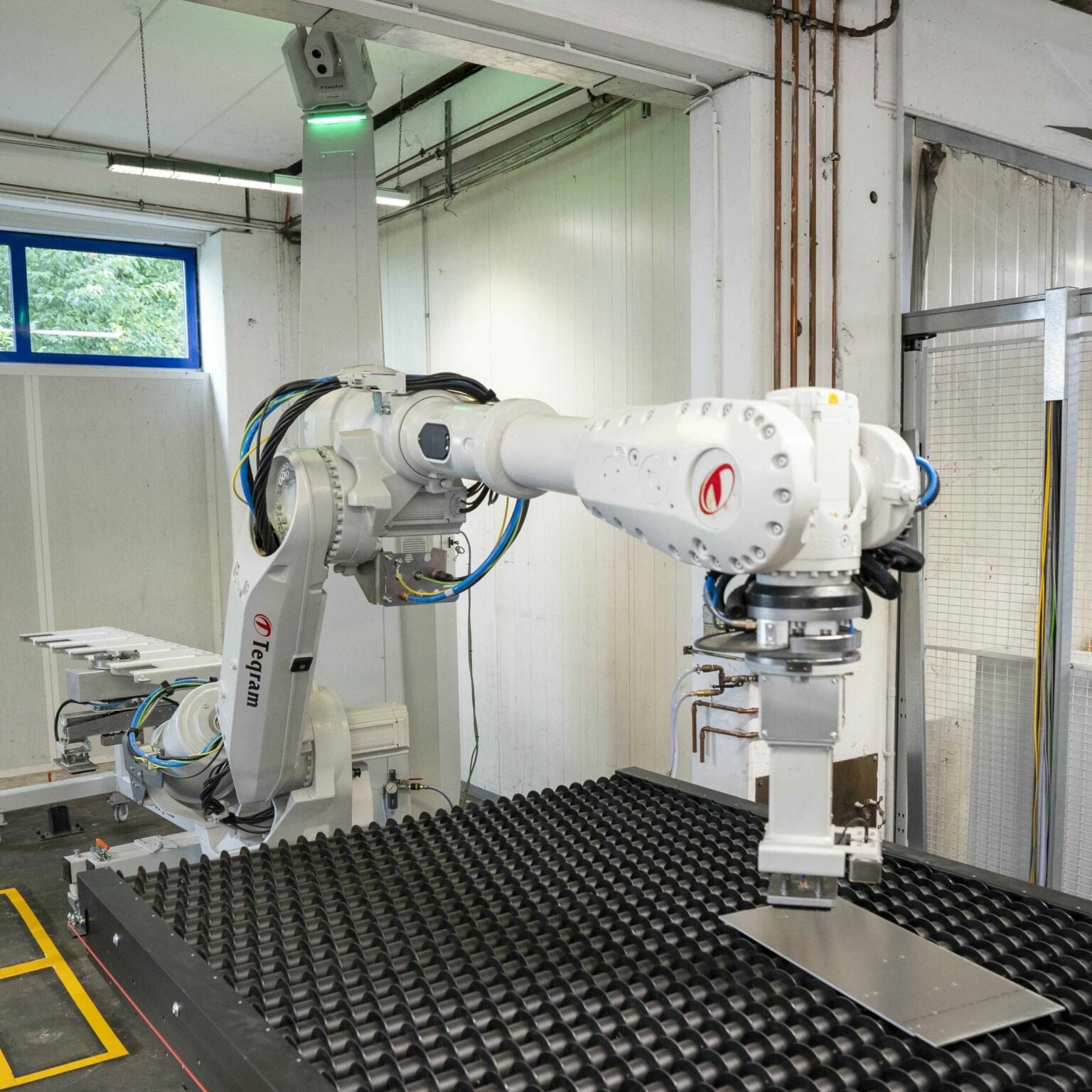 Autonome Beladung von Entgratmaschinen | ROBOTIK UND PRODUKTION