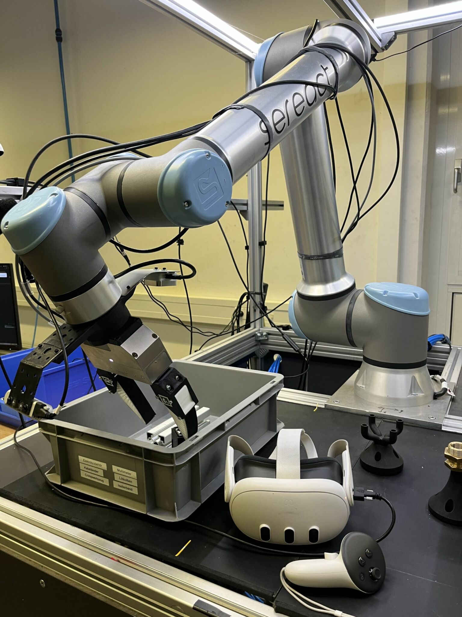 Multimodale KI-Lösungen von Sereact für intelligente Robotik | ROBOTIK ...