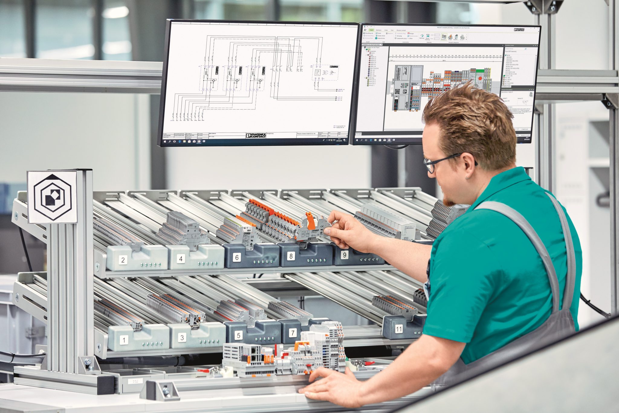 Arbeitstisch mit digitaler Werkerassistenz | Schaltschrankbau