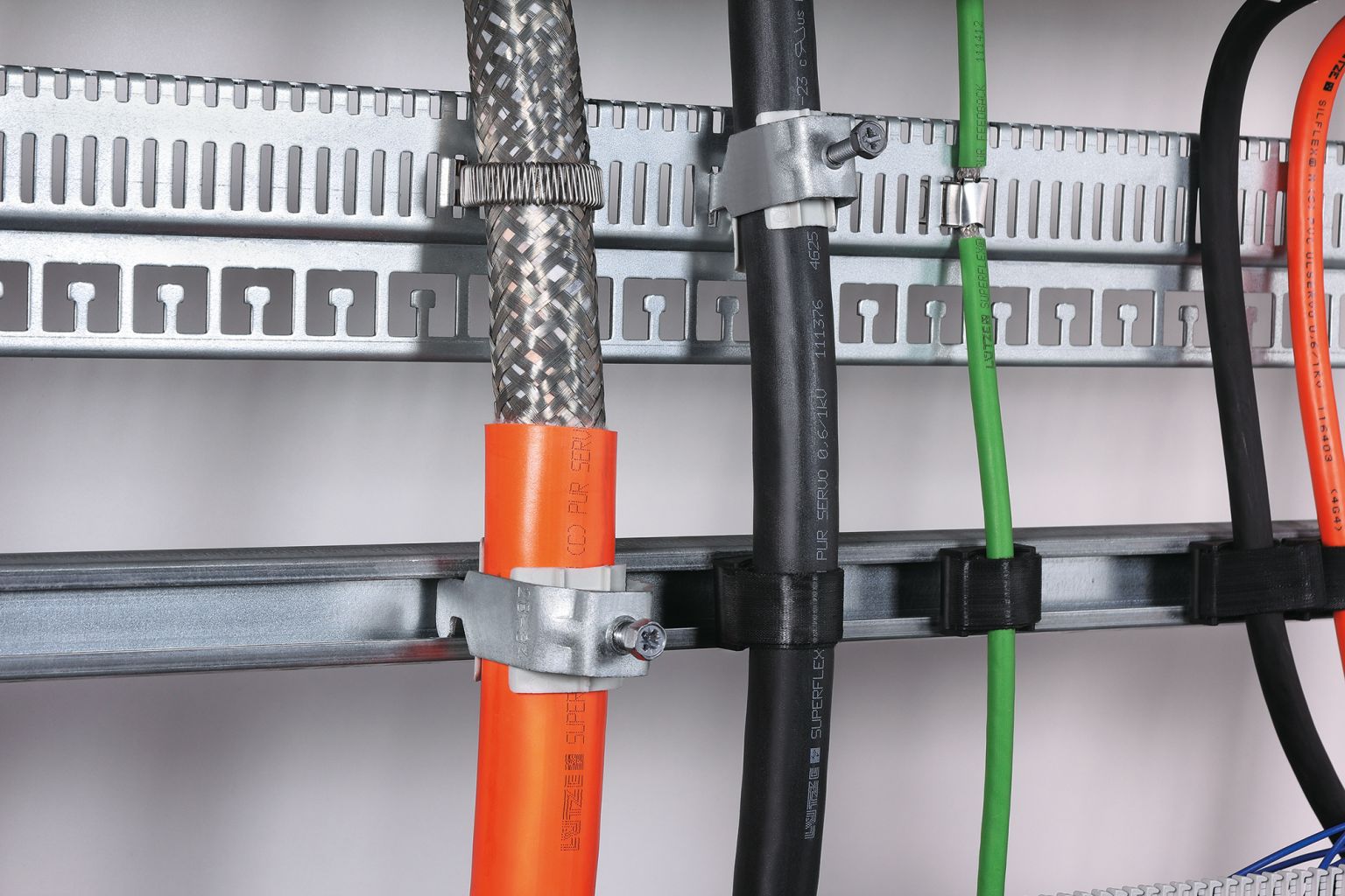 Wie erde ich Kabelschirme richtig? - Schaltschrankbau