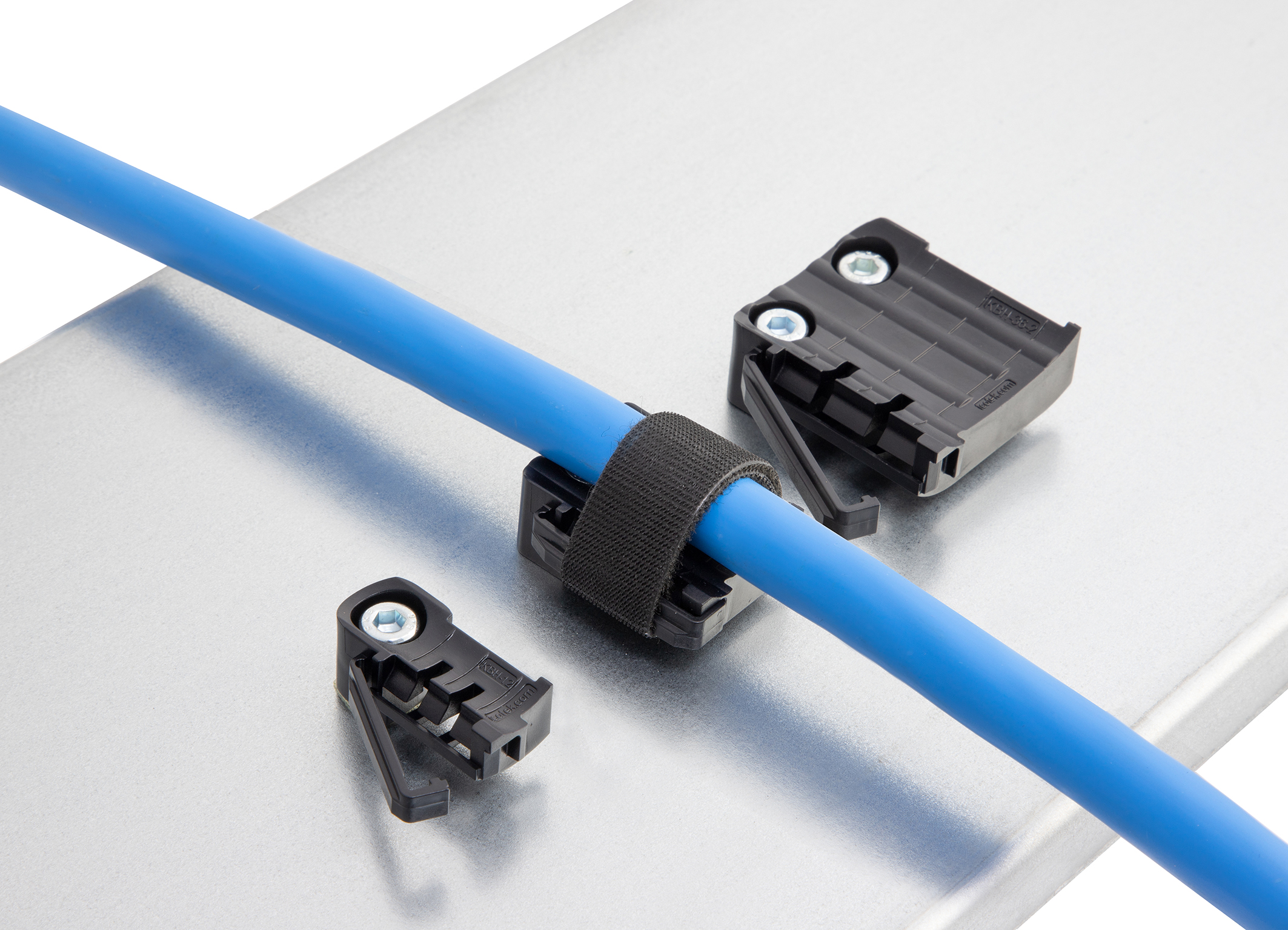 Gesicherte Kabelführung mit Klettbandhaltern - Schaltschrankbau