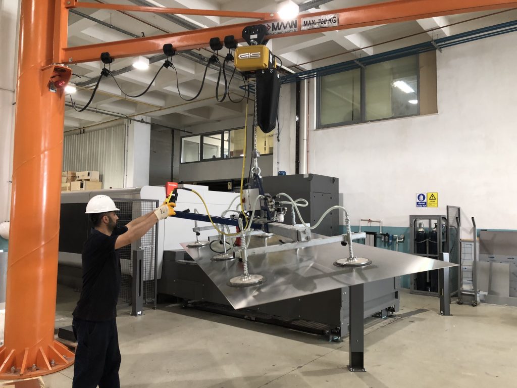 Bleche und Metall sicher heben | Der Maschinenbau